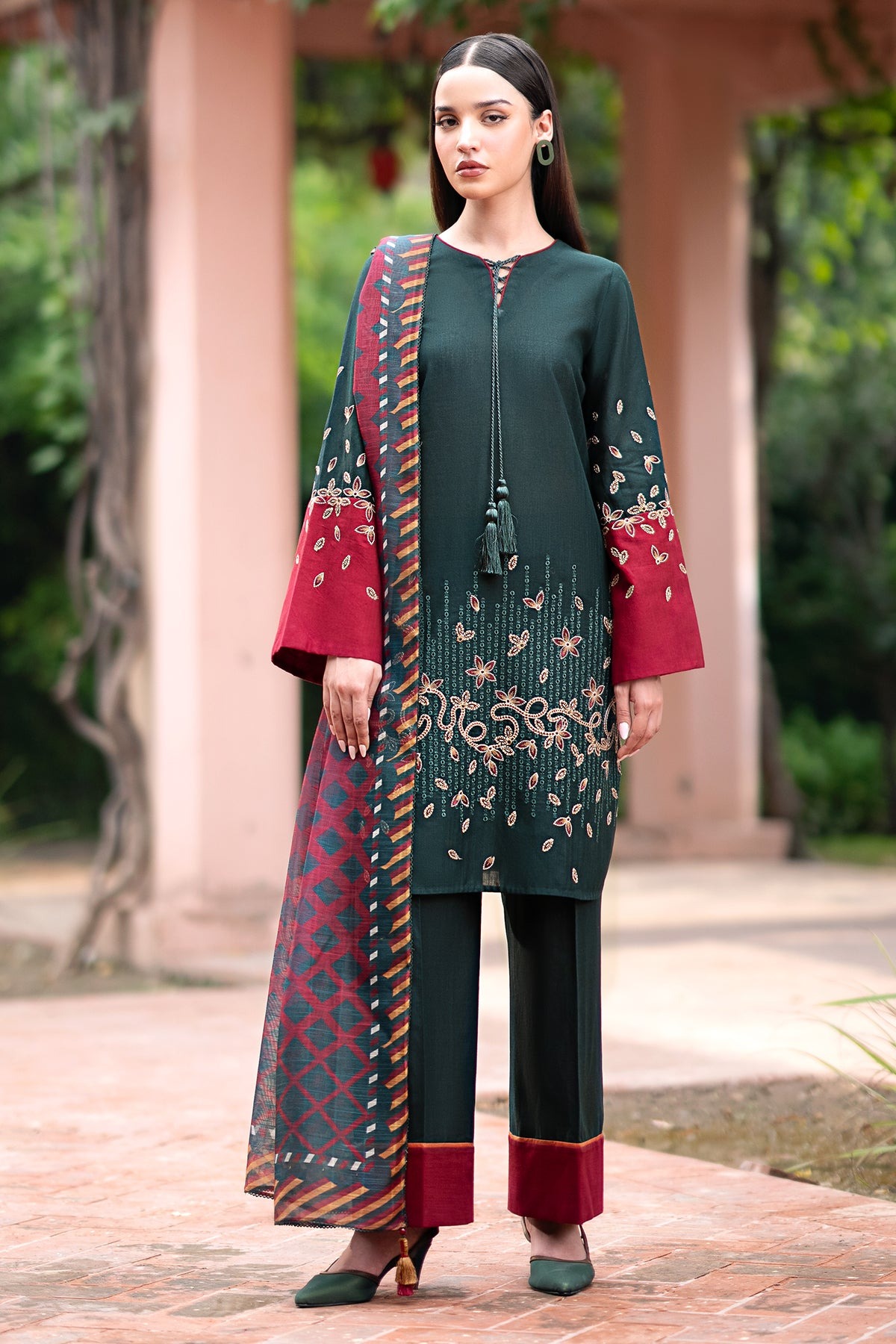 Discover the Latest Pakistani Fashion Trends: Luxury Suits, Embroidered ...